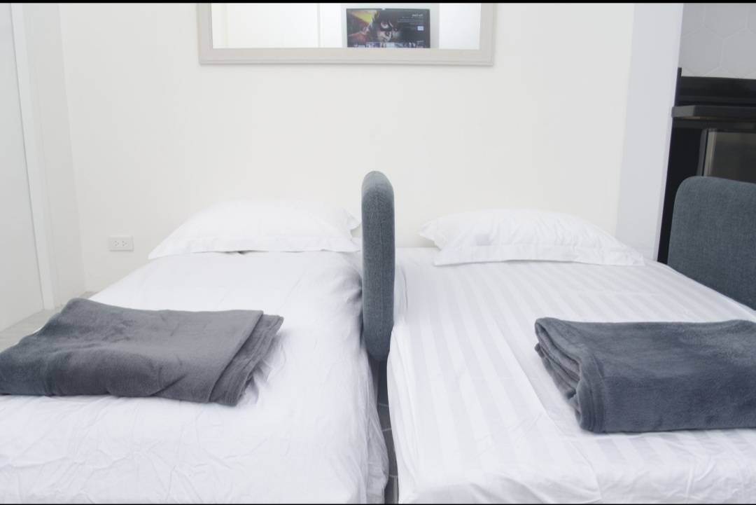 Studio at Perla Mansion, Legazpi Village, Makati For Rent – DealSeeker ...